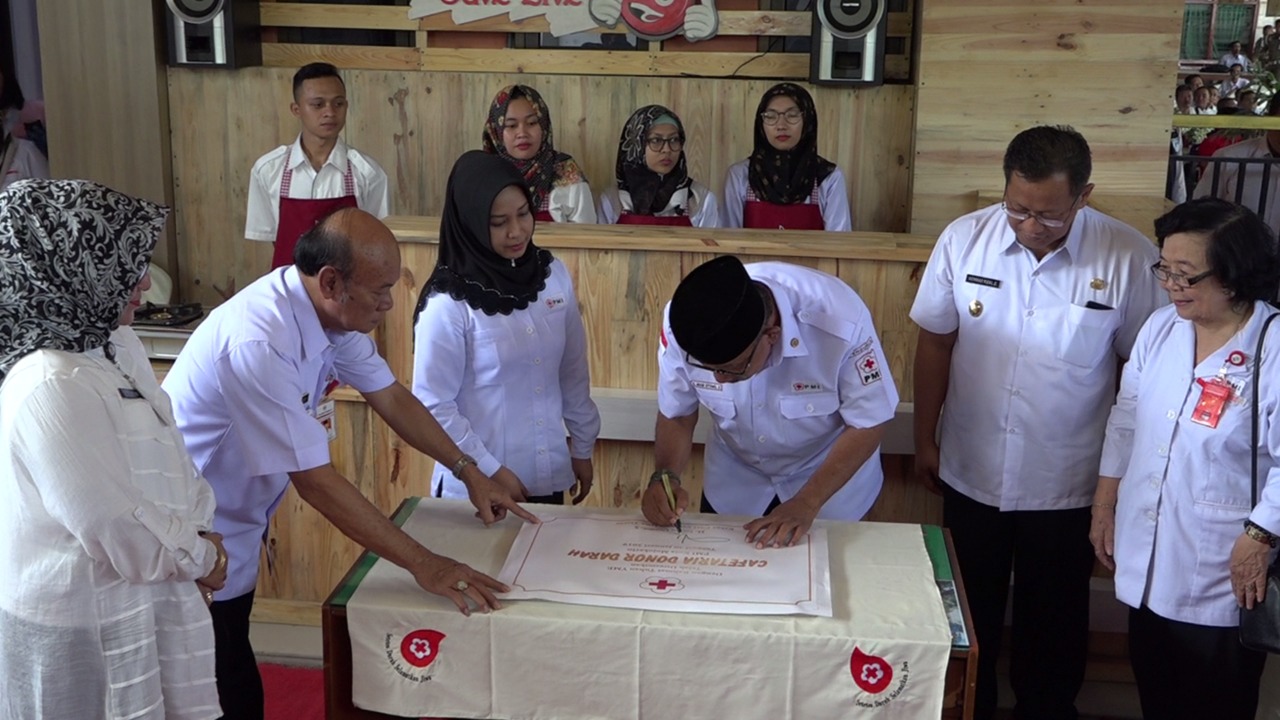 Gema Media | Ketua PMI Provinsi Jawa Timur Serahkan Surat Keputusan ...