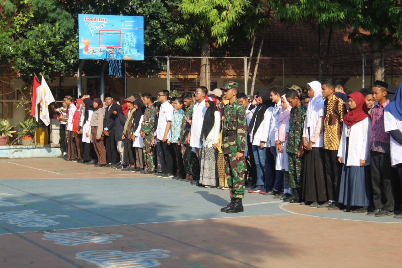 Gema Media | PERINGATI HARI PAHLAWAN, SISWA SMP NEGERI I UPACARA BERNUANSA PERJUANGAN