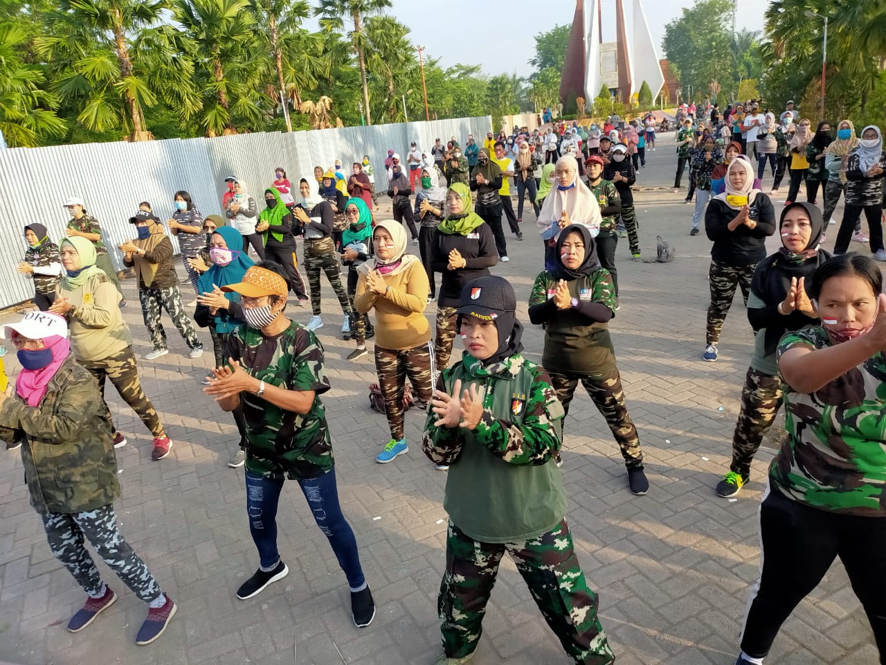 Gema Media | EVENT HARI PAHLAWAN, KOMUNITAS SENAM OKE GUNAKAN DRESS CODE KEPAHLAWANAN