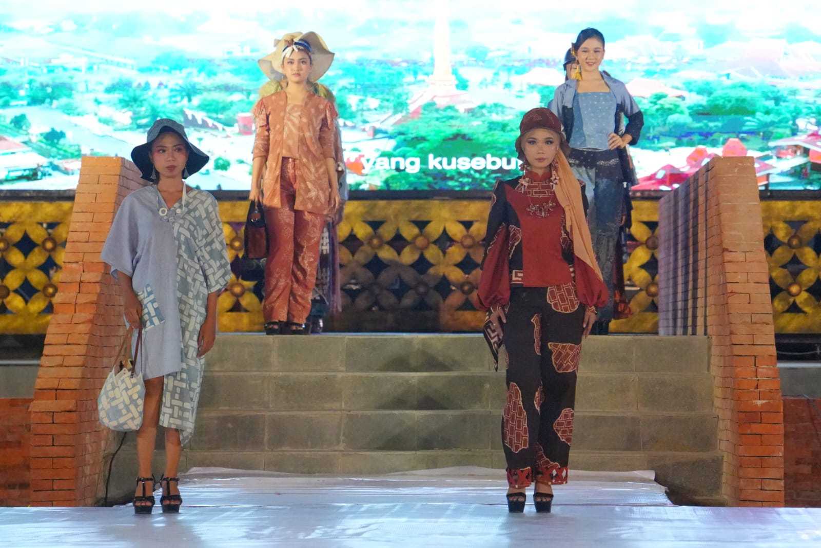 Gema Media | Tampilkan Desain Batik Kontemporer Kota Mojokerto Terbaru, Mojo Batik Festival 2023 ...