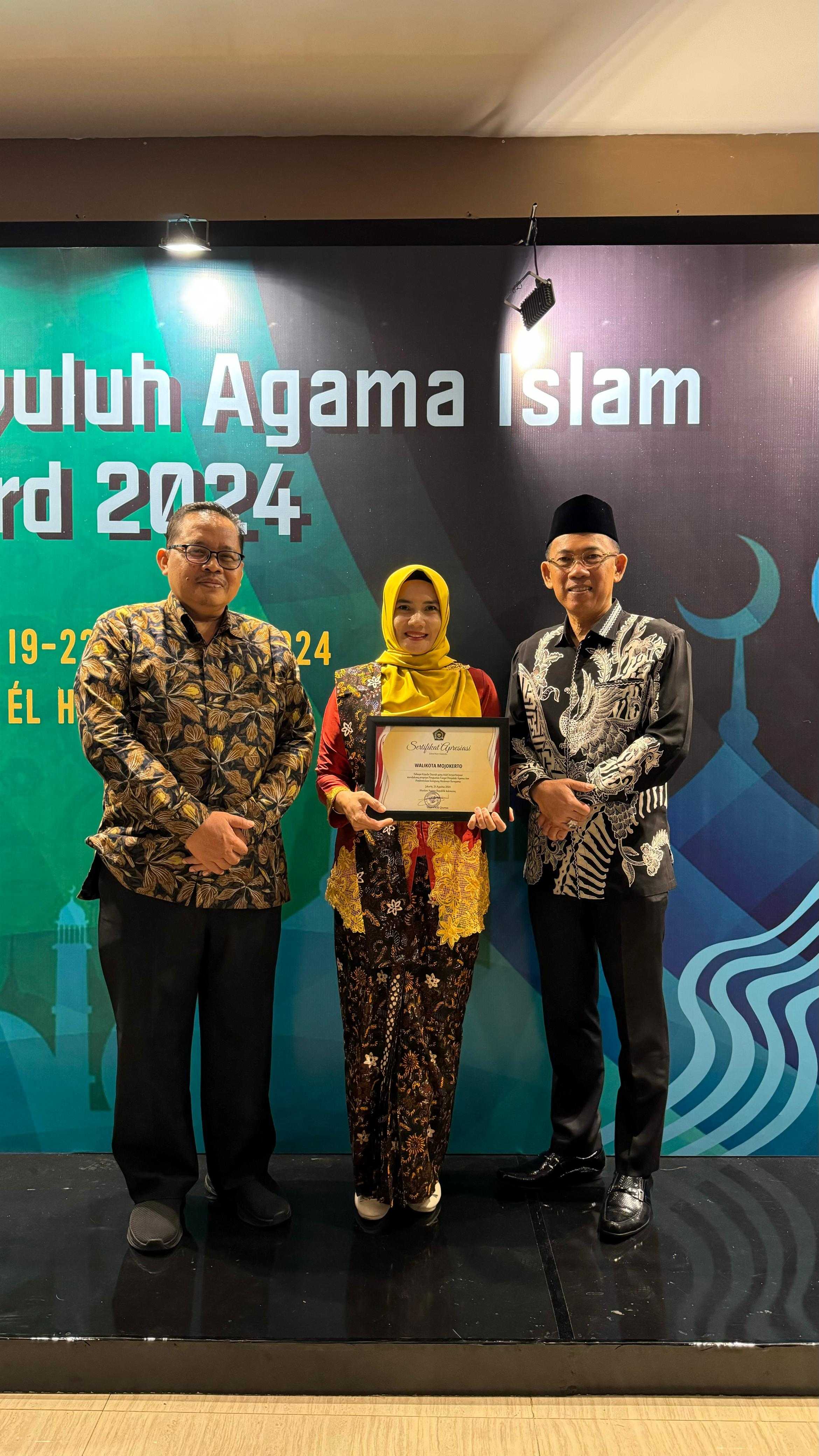 Gema Media | Penyuluh Agama Kota Mojokerto S. Imroatul Ulfiah, Juara 2 PAI Award Tingkat Nasional