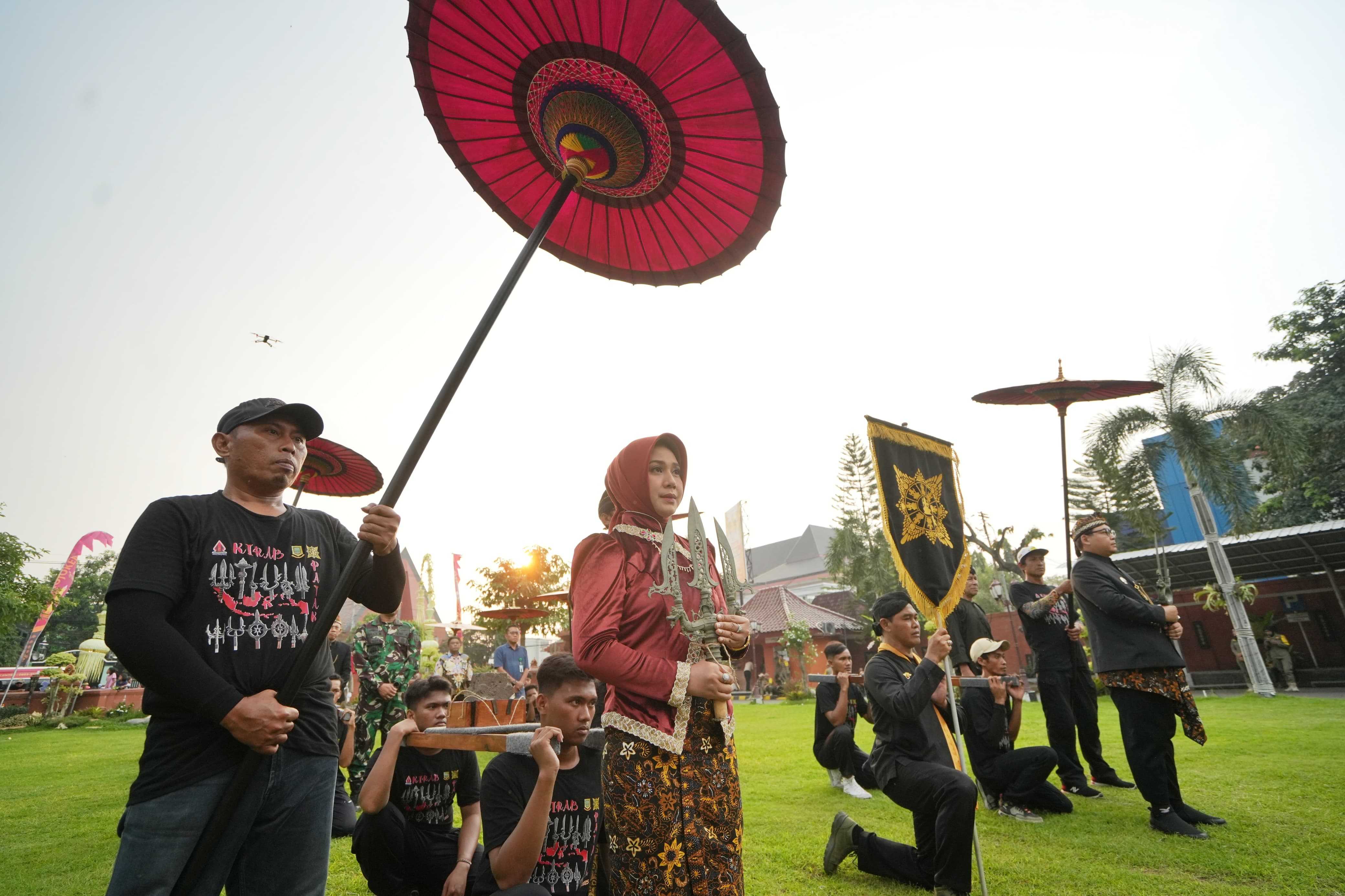 Kirab Pataka Hut Ke-107 Kota Mojokerto, Ning Ita: Lambang Semangat ...